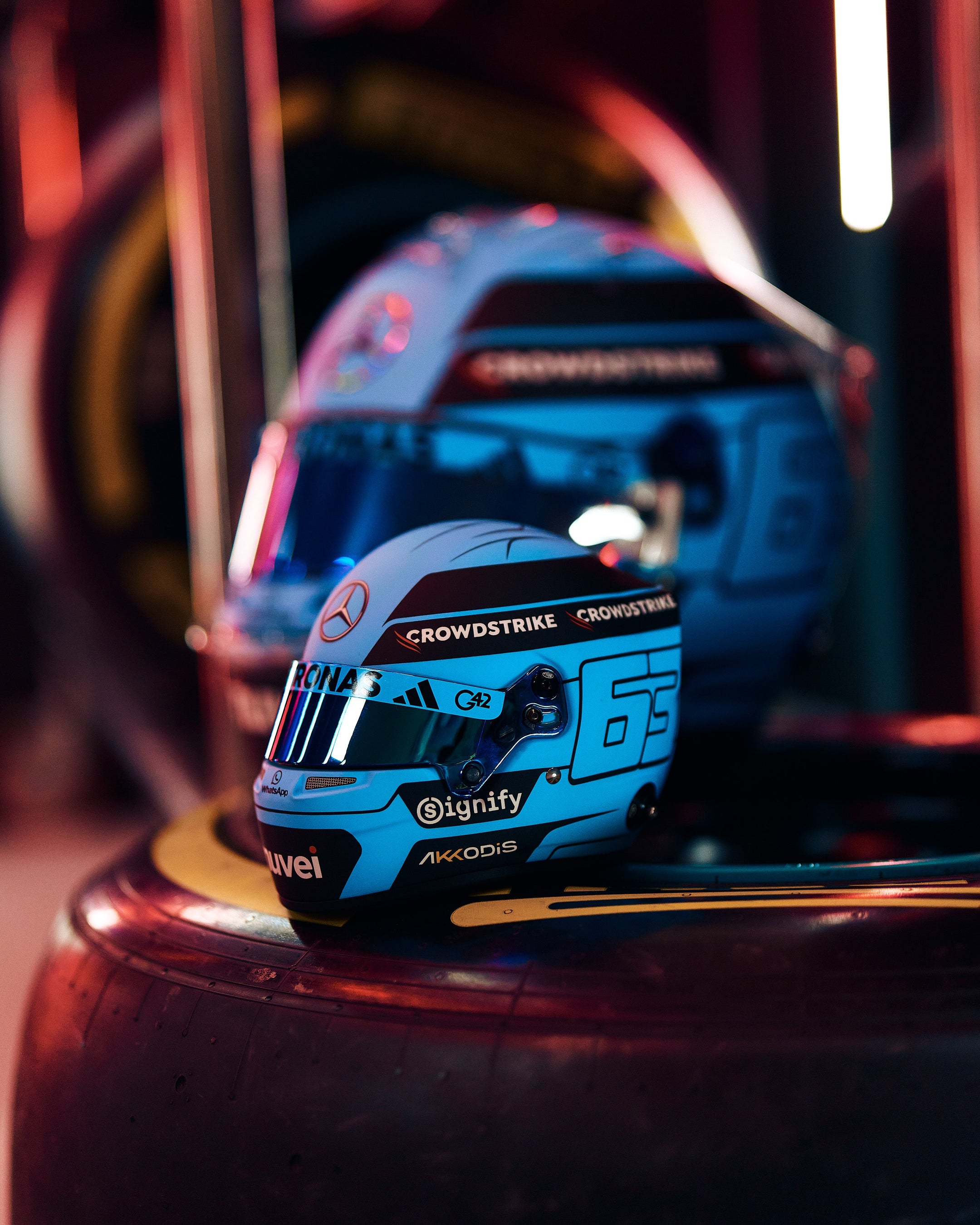 George Russell 2025 Mini Bell Helmet Replica 1:2 | Official Mercedes ...